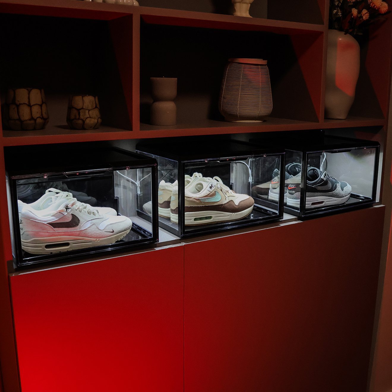 Shop - Exklusive No. 1-Sneakerbox LED schwarz Spezialist DE